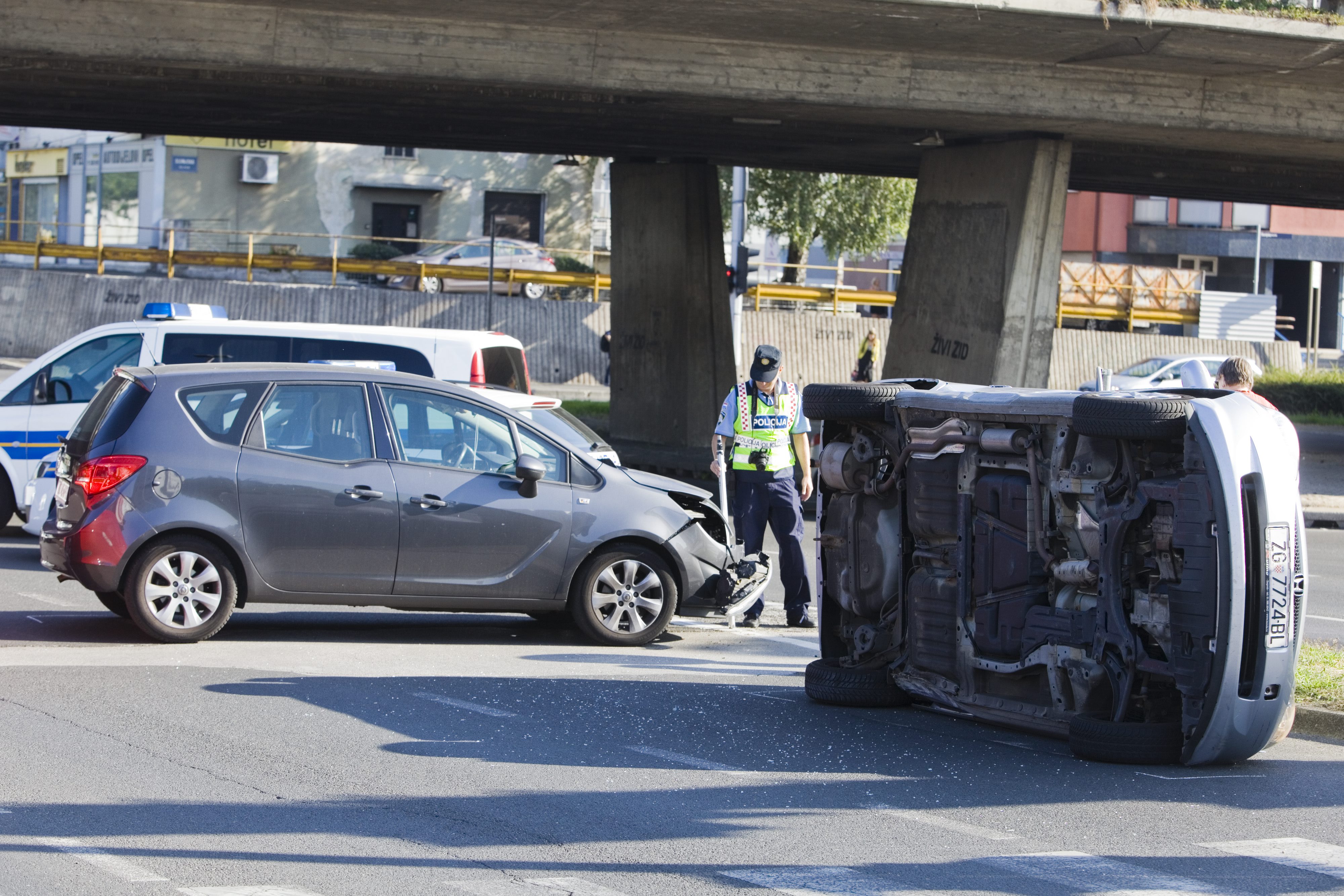 Jutarnji list - FOTO: PROMETNA NESREĆA U ZAGREBU, AUTO SE PREVRNUO NA BOK U vrijeme najvećih ...