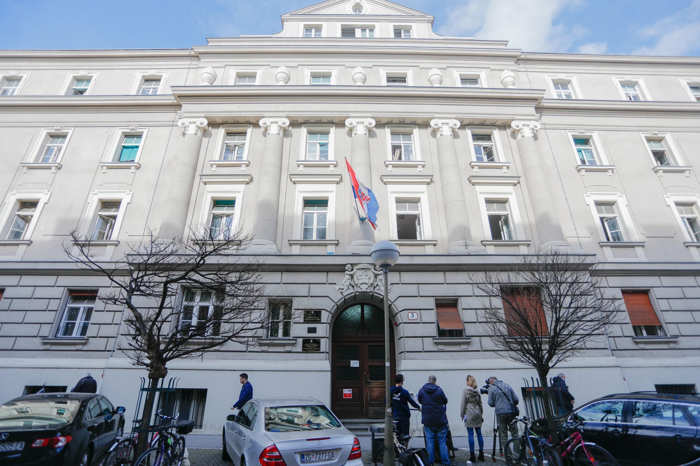 Jutarnji list - KAOS U MIROVINSKOM U Tvrtkovoj ulici u Zagrebu hodnici zakrčeni spisima ...