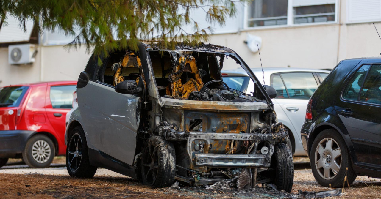 Jutarnji list - U Splitu noćas u potpunosti izgorio automobil, buktinja oštetila i obližnje vozilo