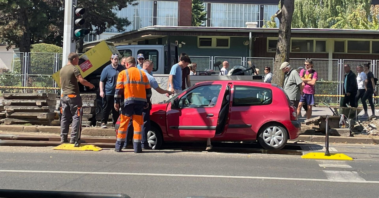Jutarnji list - Kolona u centru Zagreba: Automobilom upao u rupu na tračnicama pa blokirao promet