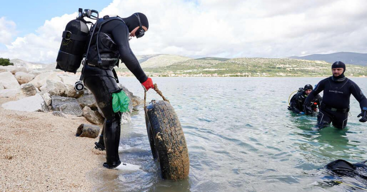 Jutarnji list - Ronioci čistili podmorje na trogirskim plažama Brigi i ...