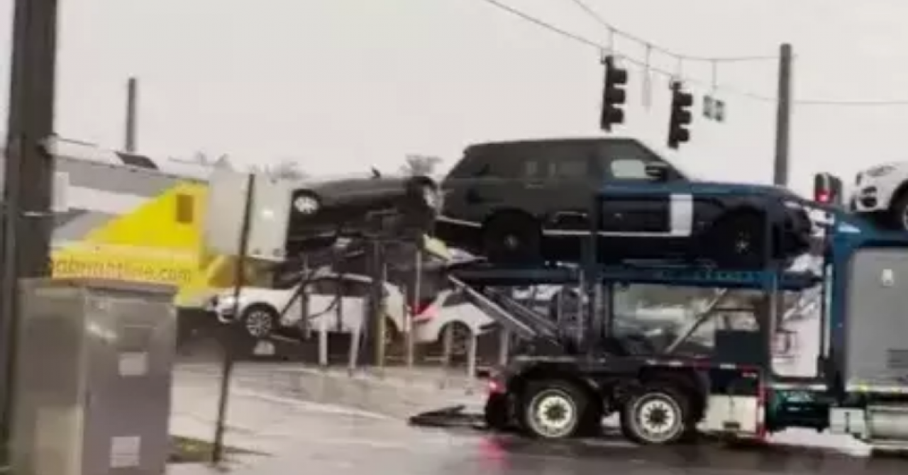 Auto Klub - Šokantna snimka: Tegljač natovaren skupocjenim autima zapeo ...