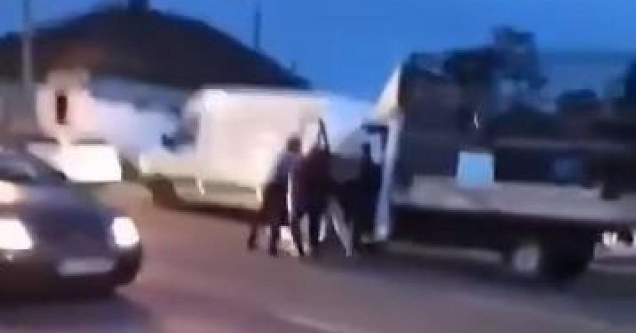 Jutarnji list - Detalji kaosa u Kutini: Kombijem se zabio u aute, nastala tučnjava, jedna osoba ...