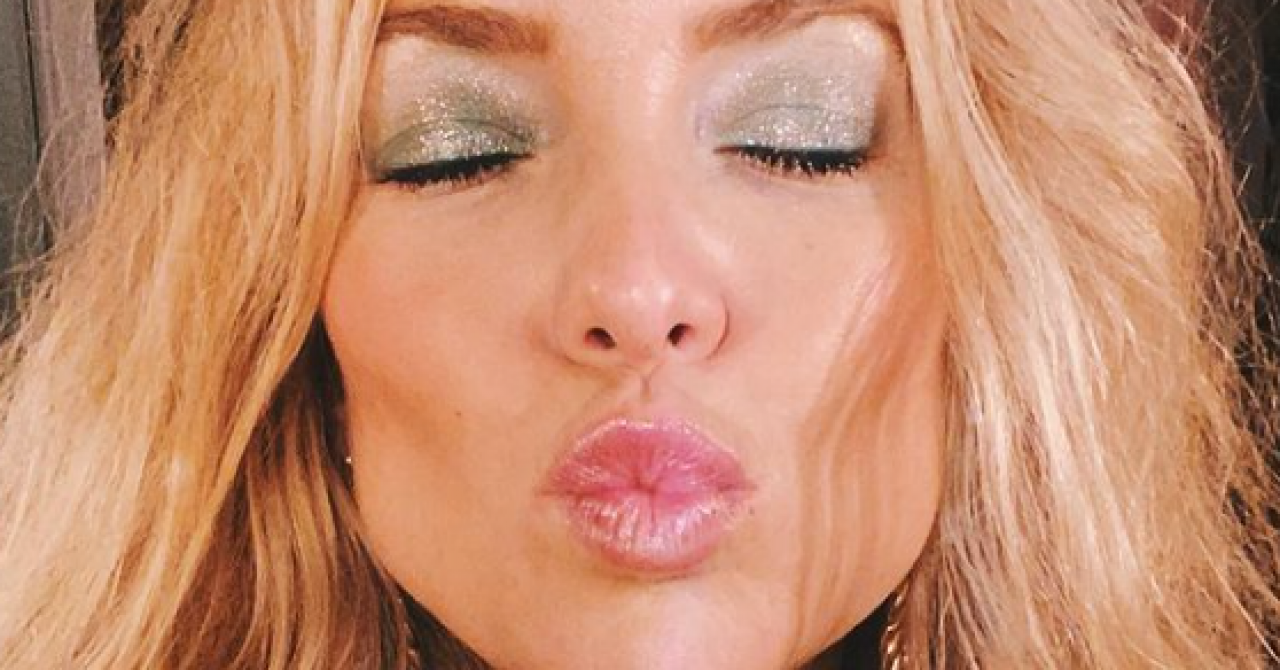 Jutarnji list - Slavna glumica na bazenu u toplesu i tangama s djecom ...