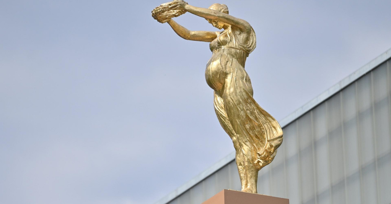 Jutarnji list - Zlatna skulptura trudne božice, s ispisanim imenima ženama heroja u NOB-u ...