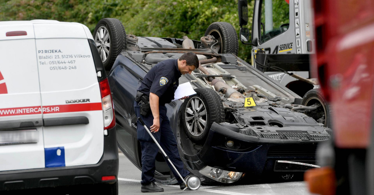 Jutarnji list - FOTO Krš i lom kraj nogometnog stadiona, Toyota završila na krovu, vozač ...
