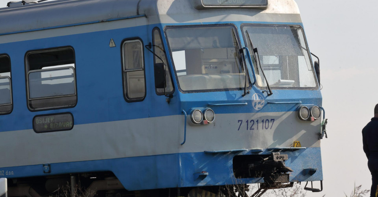 Jutarnji list - U Vrpolju brzi vlak naletio na osobni automobil: Mladić (26) ga je ostavio na ...