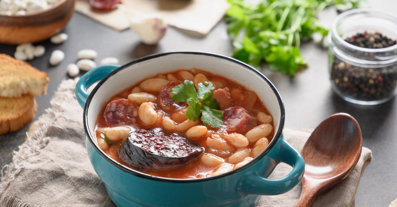 Dobra Hrana - Ovo odlično jelo s grahom i kobasicom držat će vas sitima ...
