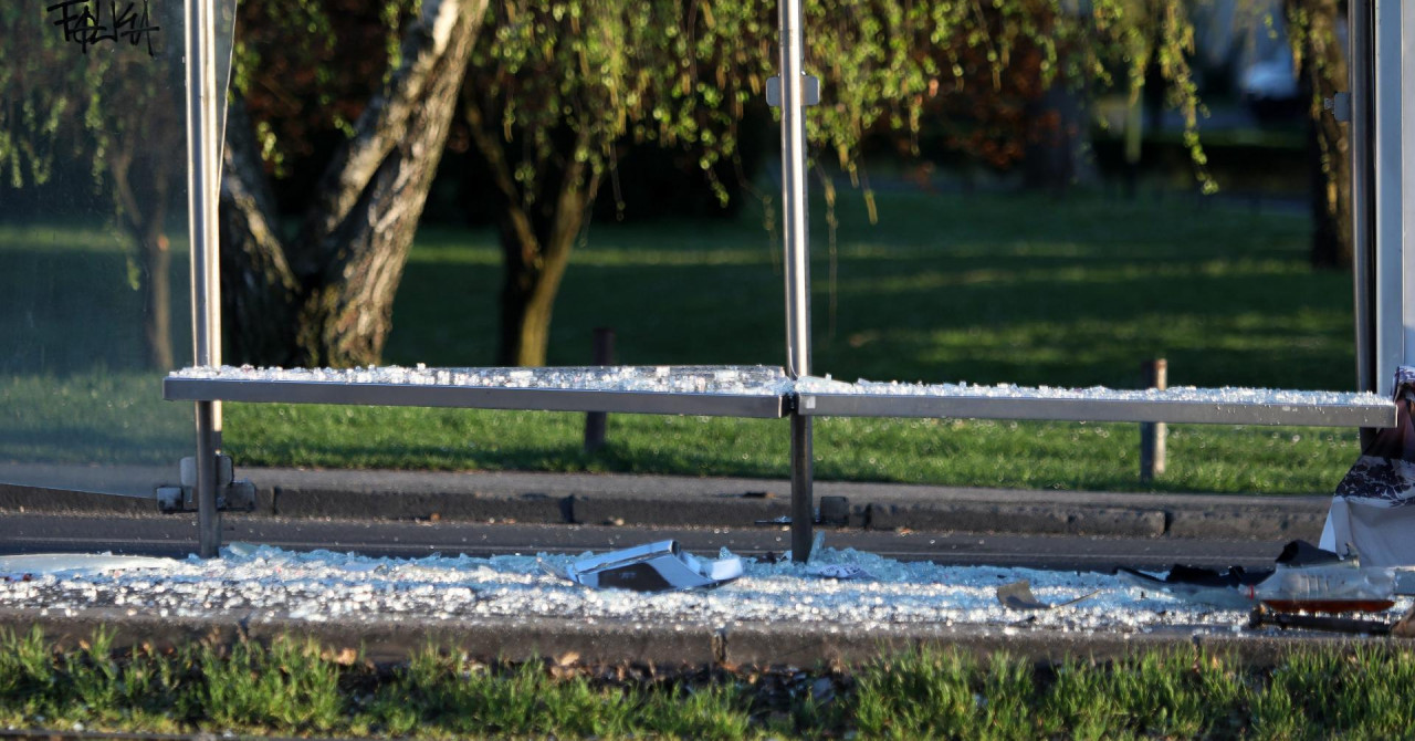 Jutarnji list - Terenac uletio u tramvajsku stanicu, jedna osoba ozlijeđena, policija provodi očevid