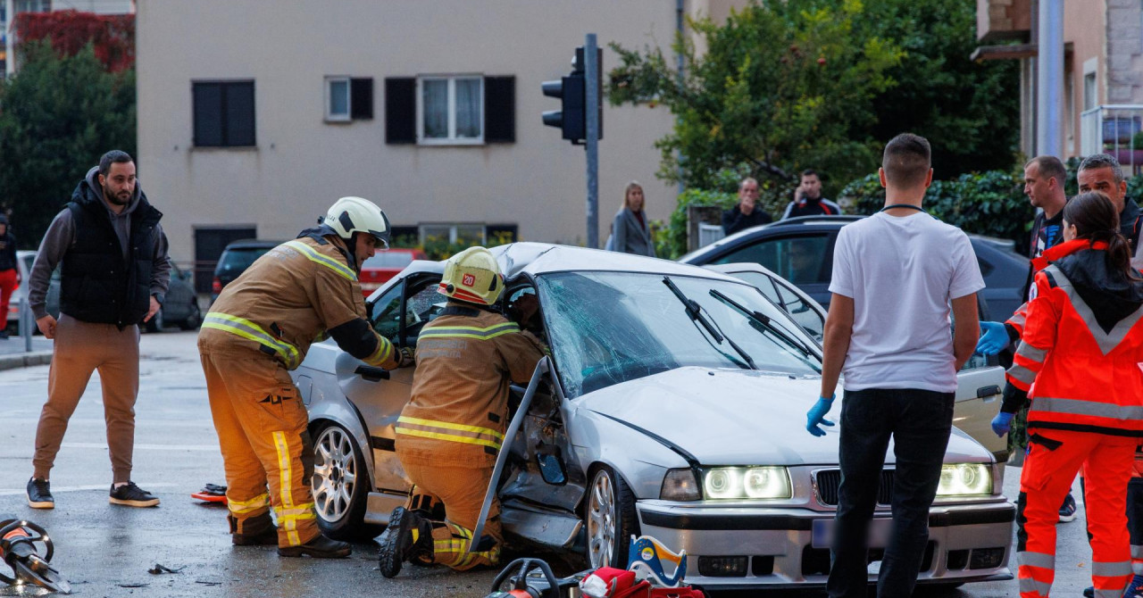 Jutarnji list - Krš i lom u Splitu: Cijela strana BMW-a je smrskana, jedna osoba završila u bolnici