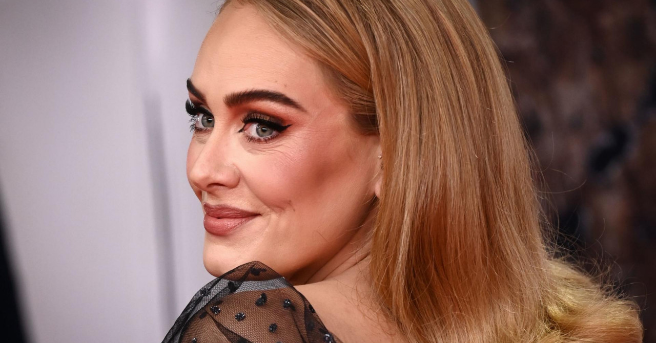 Gloria - Adele je pred očevicima, na stand-up nastupu prijatelja Alana Carra rekla da se udala