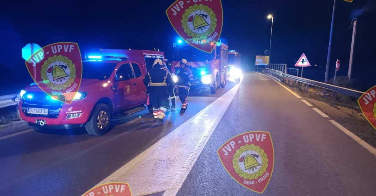 Jutarnji list - Dar-mar nesavjesnog vozača kod Umaga: Pokosio tri prometna znaka, sletio autom ...