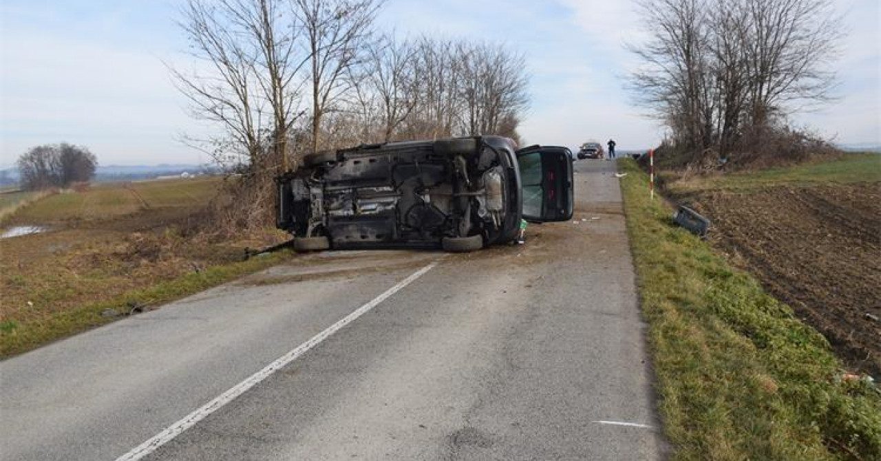 Jutarnji list - Izvlačili ih vatrogasci: Pijani vozač se zabio u drugi auto koji je završio u ...