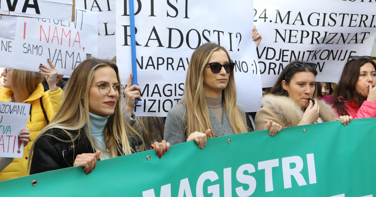 Jutarnji list - Fizioterapeuti Berošu pod prozor došli s transparentima 'Di si, radosti', 'Javi ...