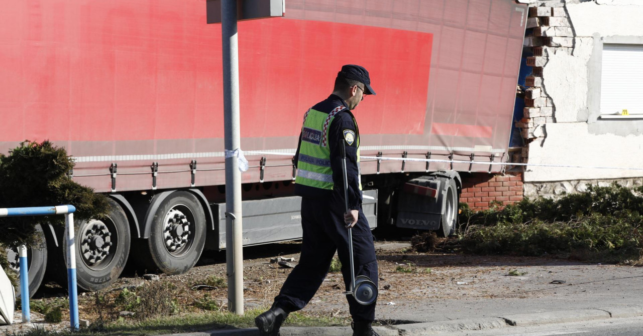 Jutarnji list - Kamion se kod Vinkovaca zabio u obiteljsku kuću, više ljudi ozlijeđeno: 'Kabina ...