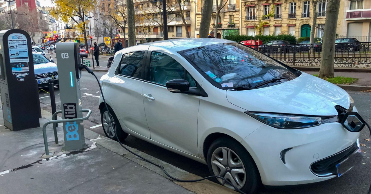 Auto Klub - Obični auti su otporni, ali što kada grom pogodi električni ...