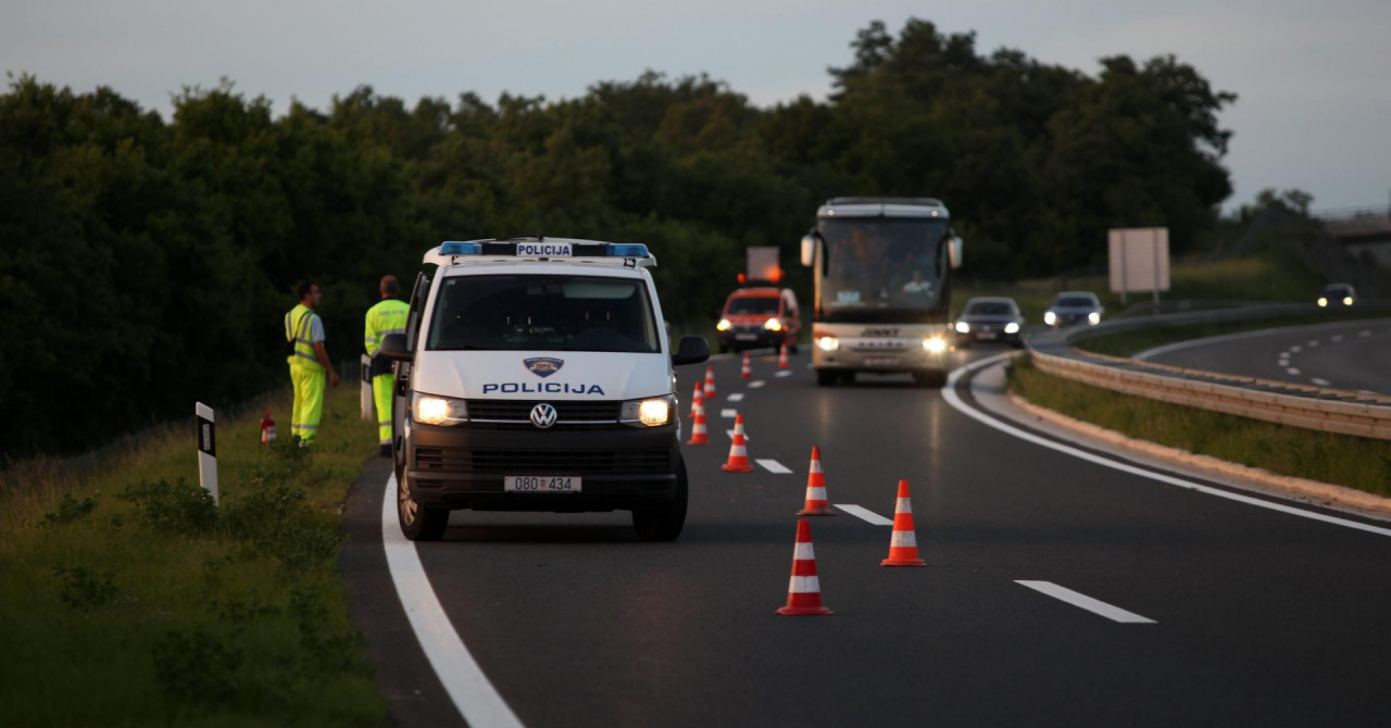 Jutarnji list - Vozač (18) u Sisku jurio pa izletio s kolnika i udario u ogradu. Ispao je iz ...