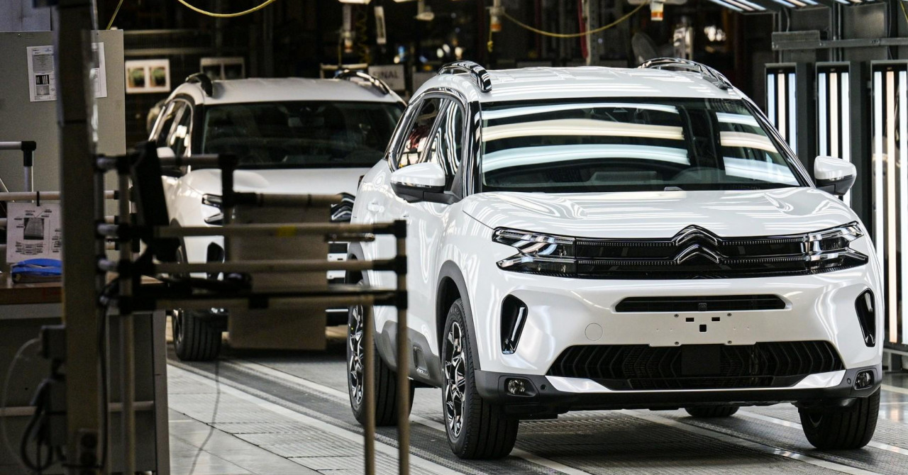 Auto Klub - Pa kako? Rusi su pod strašnim sankcijama, ali su svejedno ...