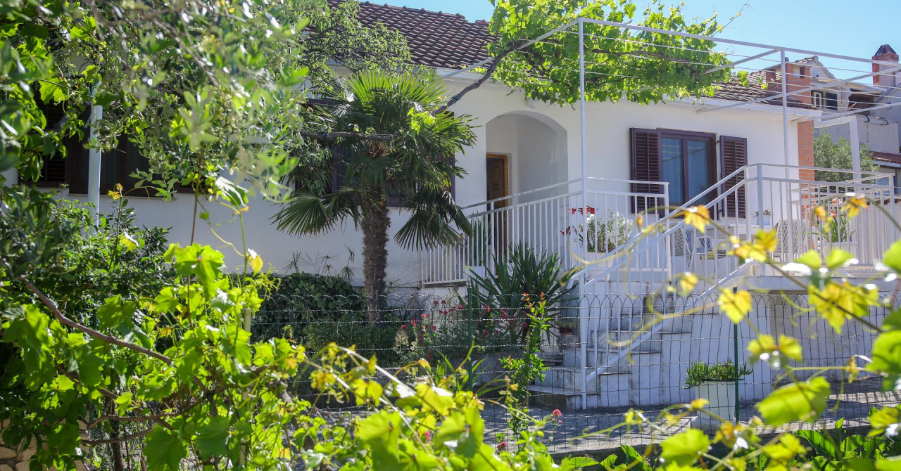 Dom i dizajn - Pogledajte ovaj mali otočni raj pun zelenila, antikviteta i umjetnina. U ovoj ...