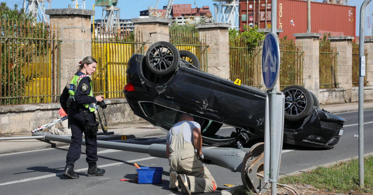 Jutarnji list - Autom udario u stup, prevrnuo se na krov pa pobjegao: 'Uhvatio se za glavu i ...
