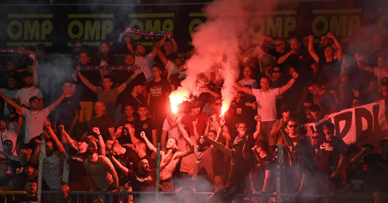 Sportske novosti - FOTO: Torcida bakljama uništila teren, pogledajte ...