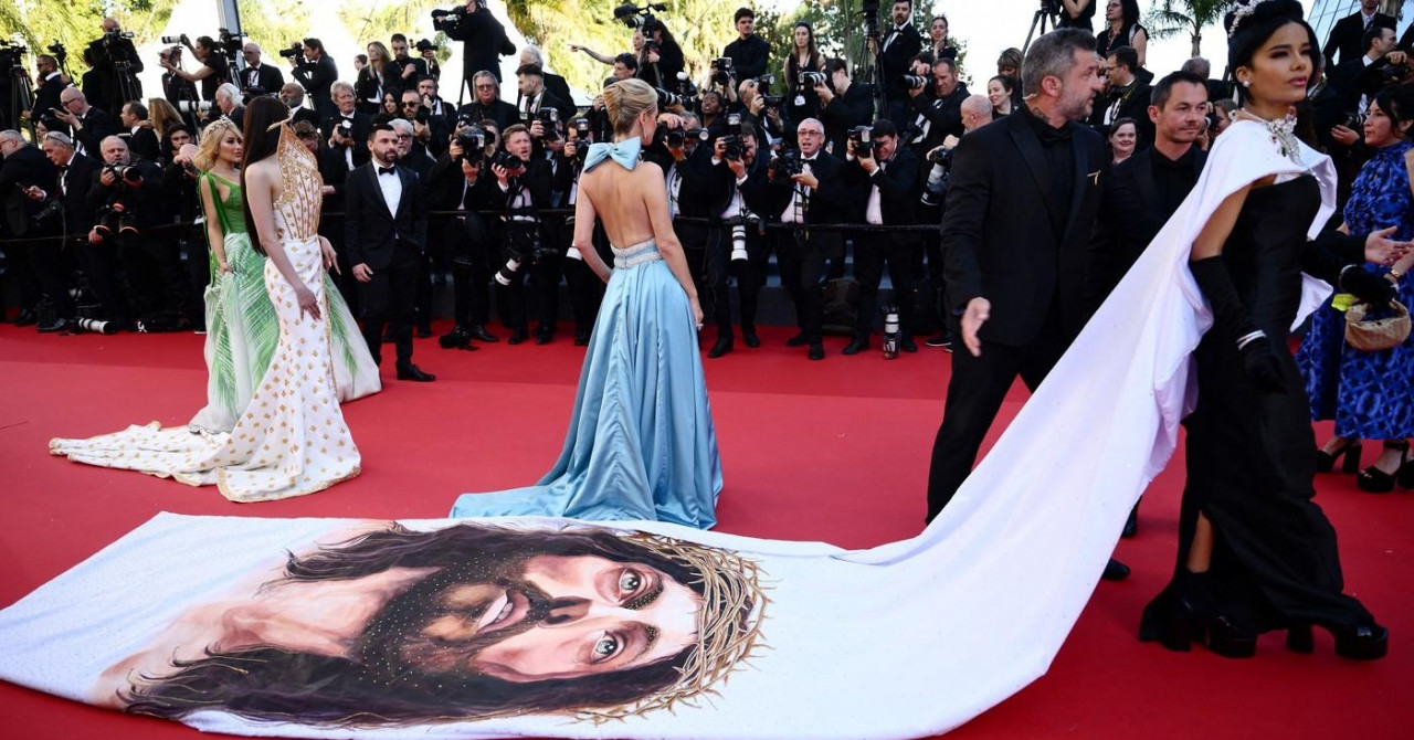 Jutarnji list - Drama na crvenom tepihu u Cannesu: Slavna manekenka došla u haljini na Isusa ...