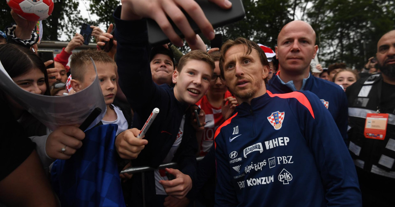 Sportske novosti - Luka, velik si! HNS na teren uveo dječaka u kolicima ...