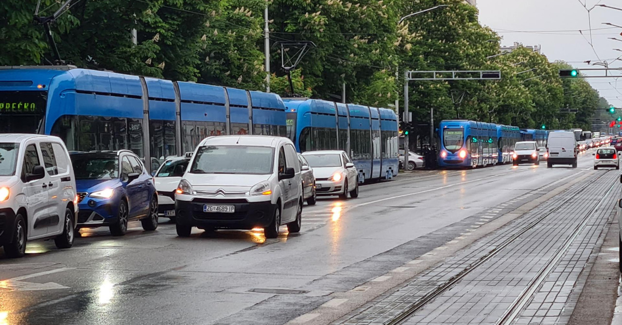 Jutarnji list - U dijelu Zagreba ne voze tramvaji, zahvaćene četiri linije, nastao veliki zastoj