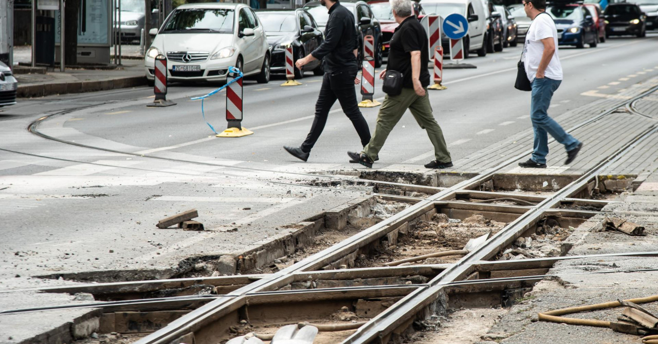 Jutarnji list - Prometni kaos u Zagrebu: Auto upao u raskopani dio tramvajske pruge, nastala ...