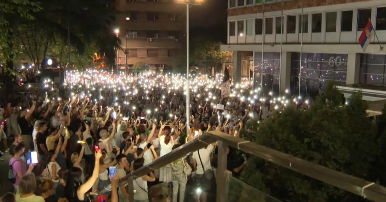 Jutarnji list - Novi veliki prosvjed u Beogradu: Građani se u velikom broju okupili pred zgradom ...
