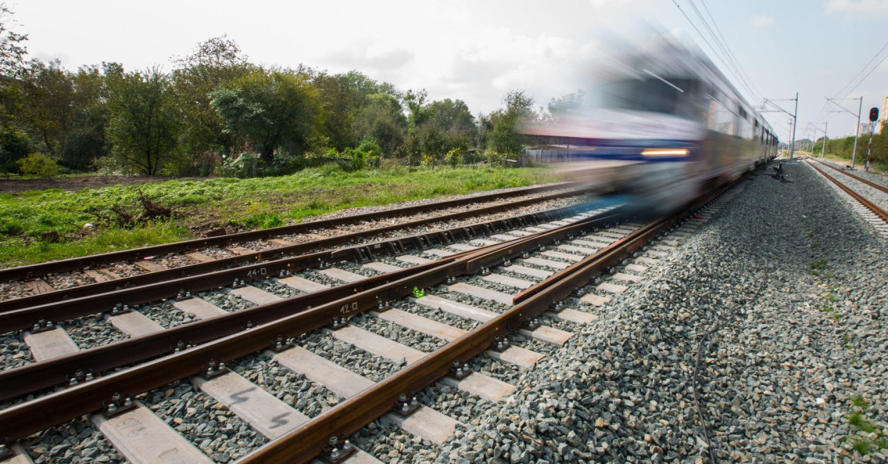 Jutarnji list - Vlak u kojem je bilo 200 ljudi u Zagrebu naletio na auto i smrskao ga: Vozač je ...