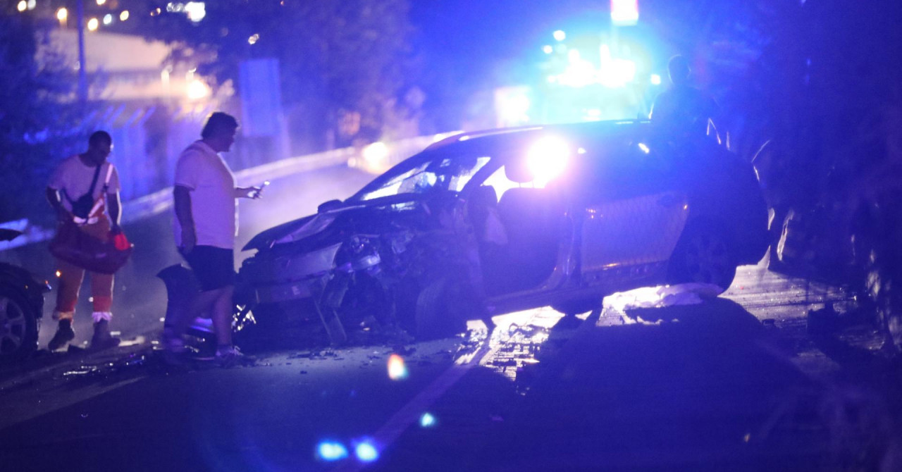 Jutarnji list - Pijani mladić vozio dvojicu prijatelja, sletio s ceste pa udario u betonski zid ...