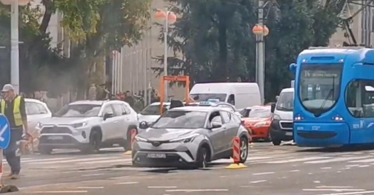 Jutarnji list - Prometni kaos na križanju Savske i Vukovarske: Taksi je upao u rupu, nastala ...