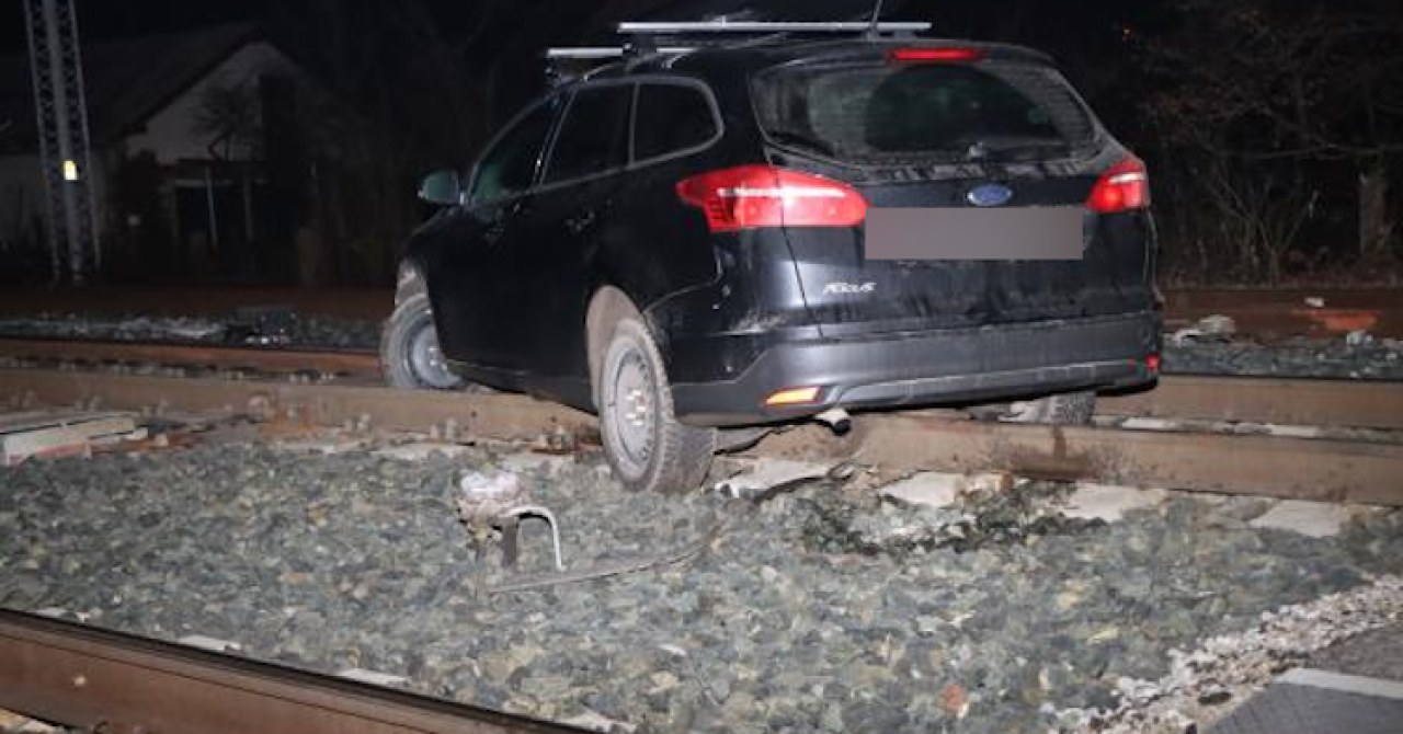 Jutarnji list - Kaos kod Zaprešića: Napio se pa autom sletio s ceste i zapeo na pruzi, nije se ...