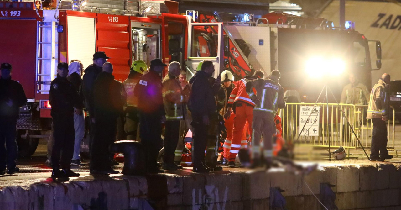 Jutarnji list - Auto upao u more u Trajektnoj luci Split, vatrogasci iz vozila izvukli muškarca ...