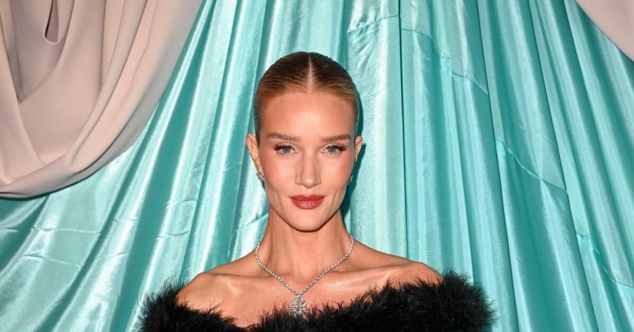 Jutarnji list - Slavna manekenka oduševila outfitom na crvenom tepihu, pokazala vitku liniju u ...