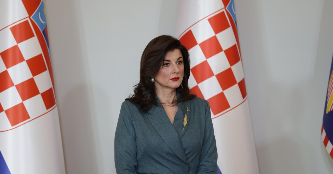 Gloria - Jeste li primijetili broš prve dame? Riječ je o domaćem proizvodu koji nosi poruku ...