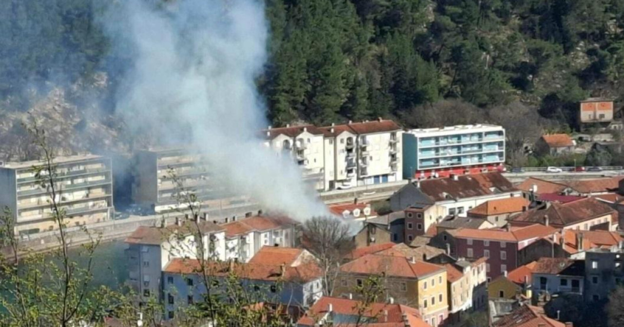 Jutarnji list - Požar u Obrovcu, gori stambena zgrada u centru grada: 'Krov se urušio, stanari ...