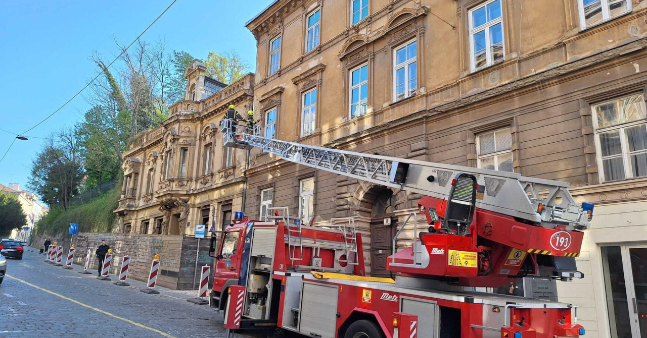 Jutarnji list - Odlomio se dio pročelja zgrade u centru Zagreba i pao na pločnik, samo pukom ...