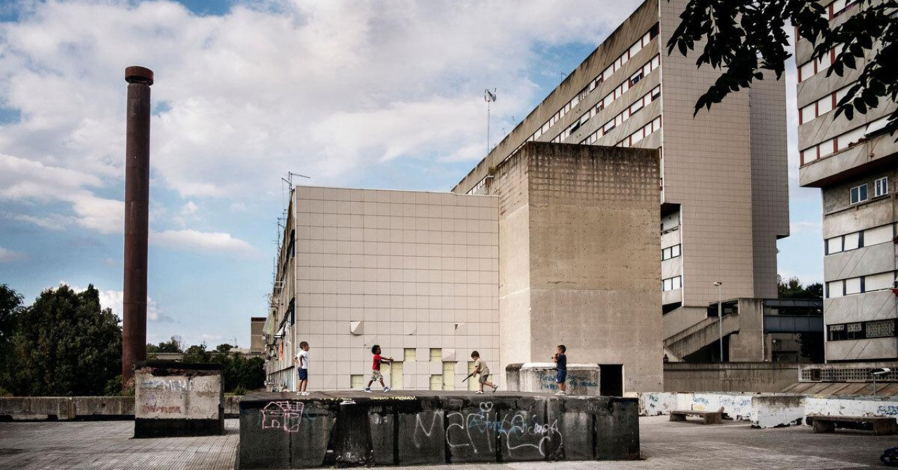 Jutarnji list - Žive u zgradi na rubu grada dugačkoj jedan kilometar, a mise održavaju u garaži ...