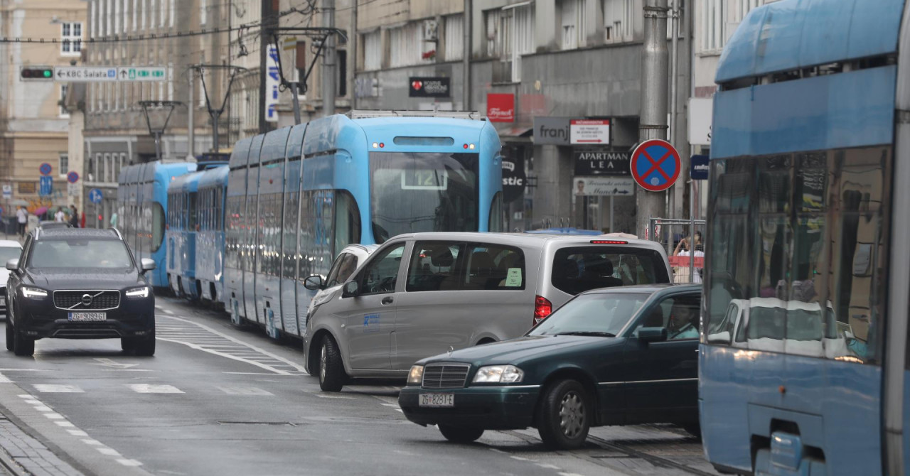 Jutarnji list - Krši lom u centru Zagreba, sudarili se tramvaj i automobil, jedna osoba u ...
