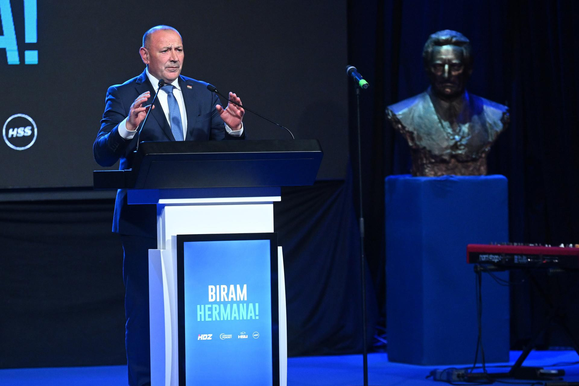 Jutarnji list - Održan zadnji skup HDZ-a u Zagrebu, zastupnik dobio ovacije nakon što je citirao ...