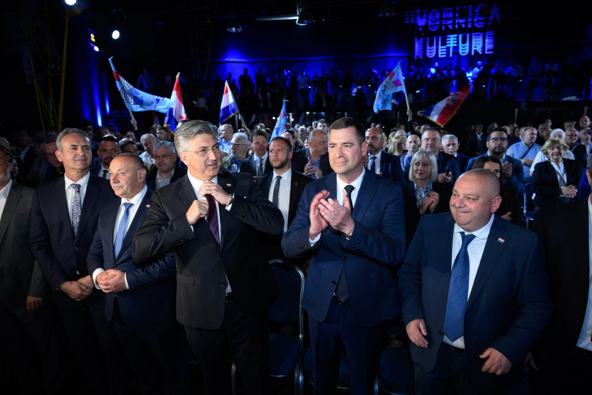 Jutarnji list - Održan zadnji skup HDZ-a u Zagrebu, zastupnik dobio ovacije nakon što je citirao ...