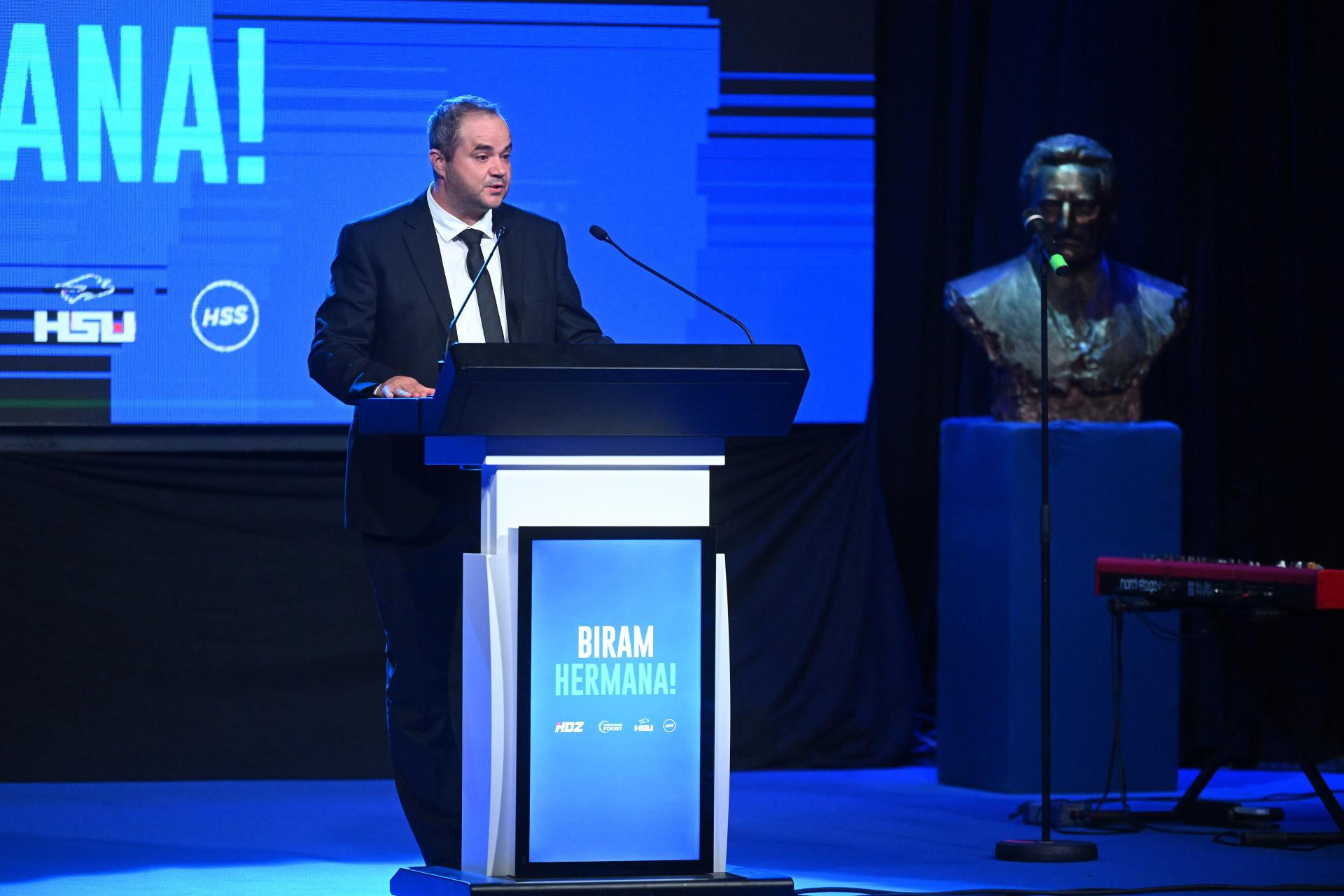 Jutarnji list - Održan zadnji skup HDZ-a u Zagrebu, zastupnik dobio ovacije nakon što je citirao ...