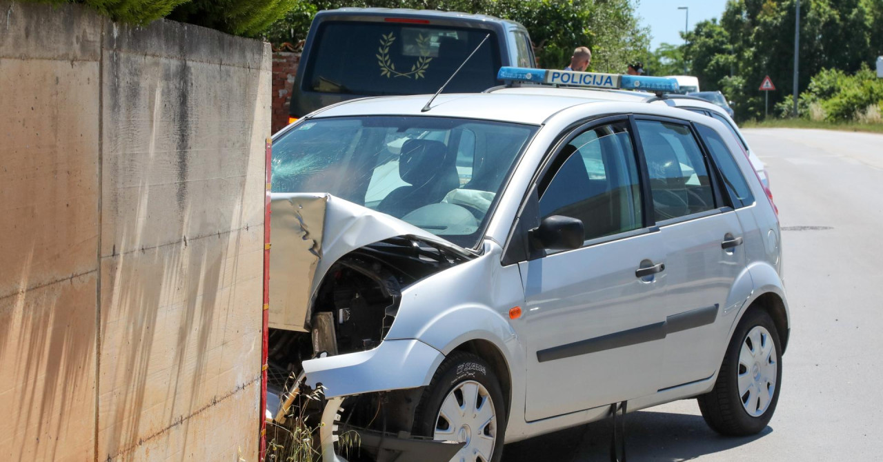 Jutarnji list - Automobil izletio s kolnika i udario u zid, suvozačica poginula, neslužbeno se ...