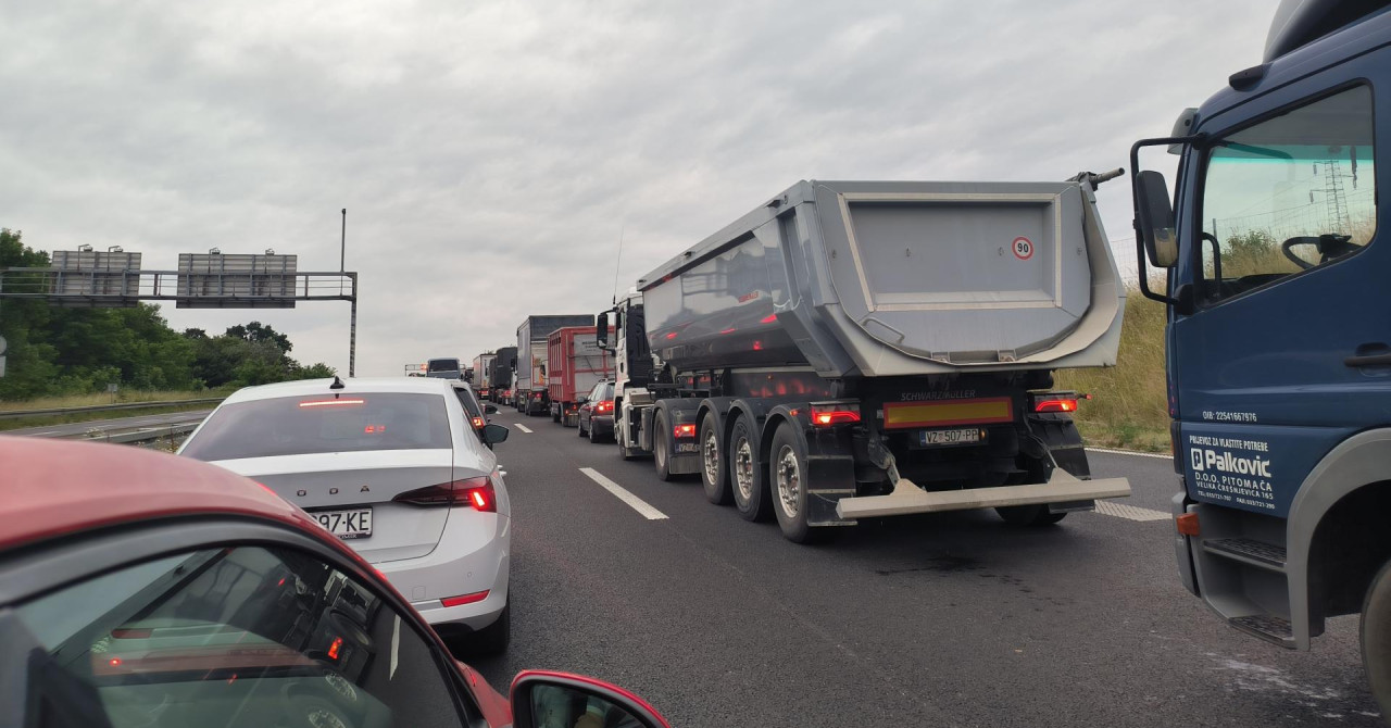 Jutarnji list - Kaos na ulazu u Zagreb, kolona je najmanje 10 km, javljaju nam se bijesni vozači ...
