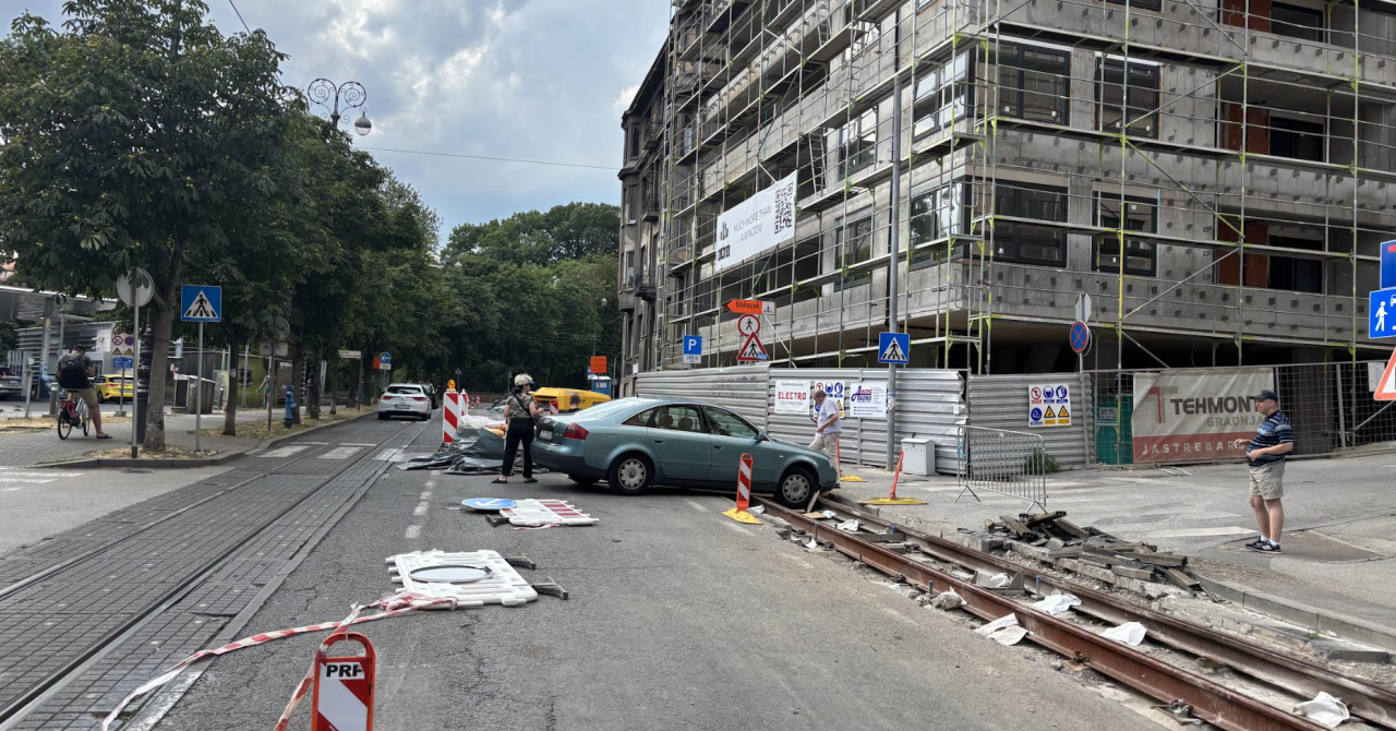 Jutarnji list - Neobična nesreća u Zagrebu: Vozač pokušao prijeći preko daske, automobil mu upao ...