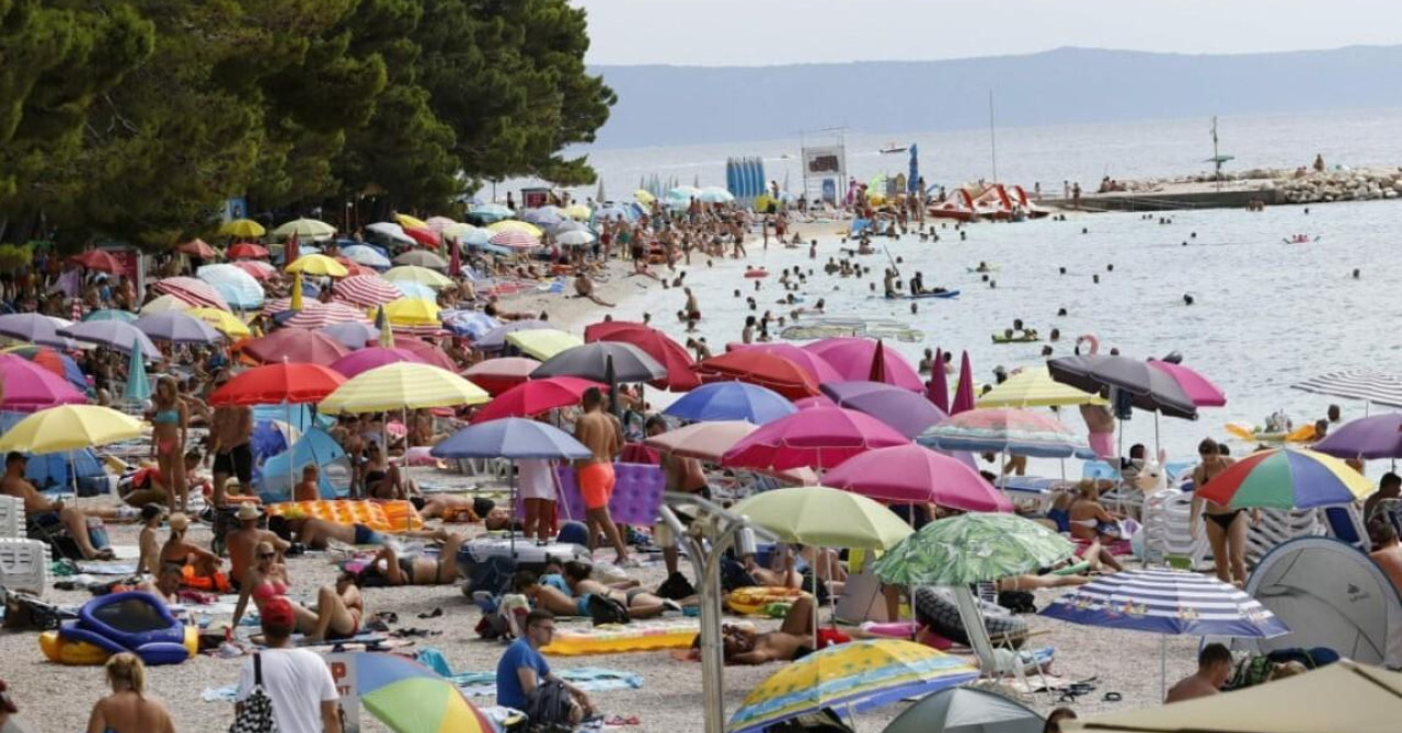Jutarnji list - Muškarac je umro na plaži kod Baške Vode, tijelo ostavili da satima leži ispod ...