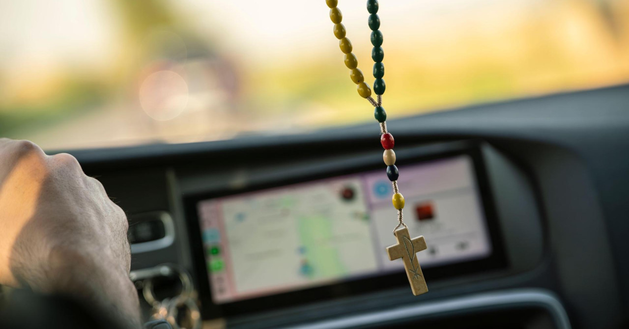 Auto Klub - Često to vidimo: Je li vjernicima dozvoljeno stavljati ...
