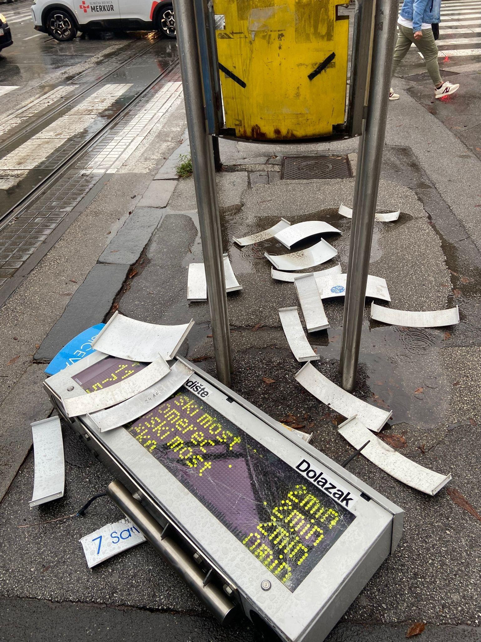 Jutarnji list - Srušeni stup i stajališni zaslon na tramvajskoj stanici u Maksimiru, pozvana i ...